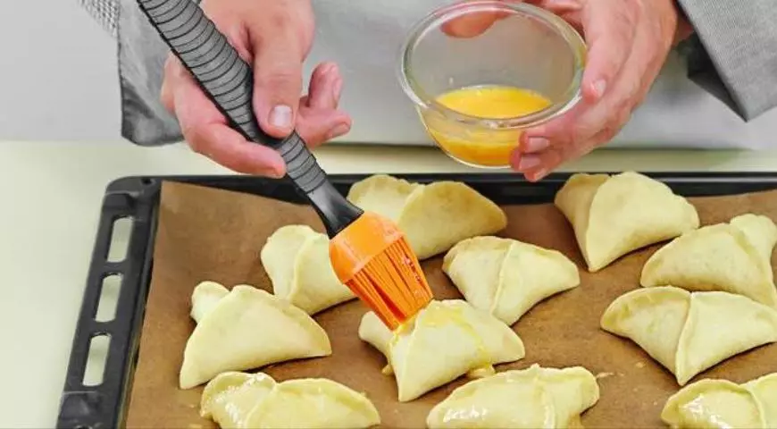 Stock Foto Cooking recipe: pies with bow and egg, step number 6