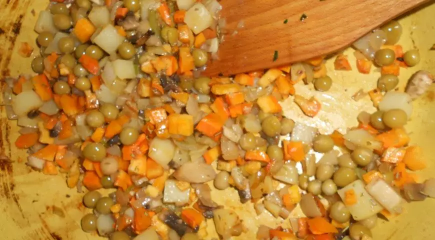 Φέτες λαχανικά σε ένα τηγάνι με ελαιόλαδο