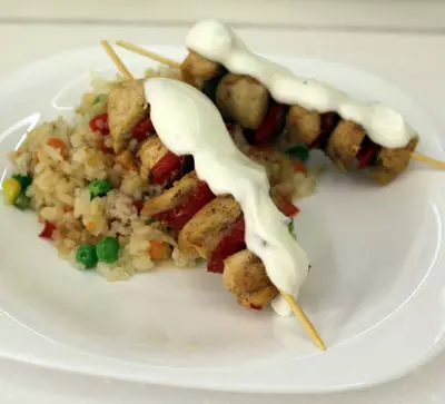 Filetto di pollo in cannella su spiedini con salsa alla menta e miscela messicana