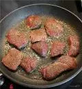Mashed vlees in een pan tot de bereidheid