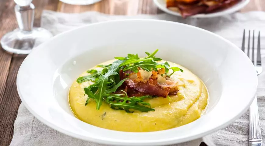 Klassieke polenta met spek en vars tiemie