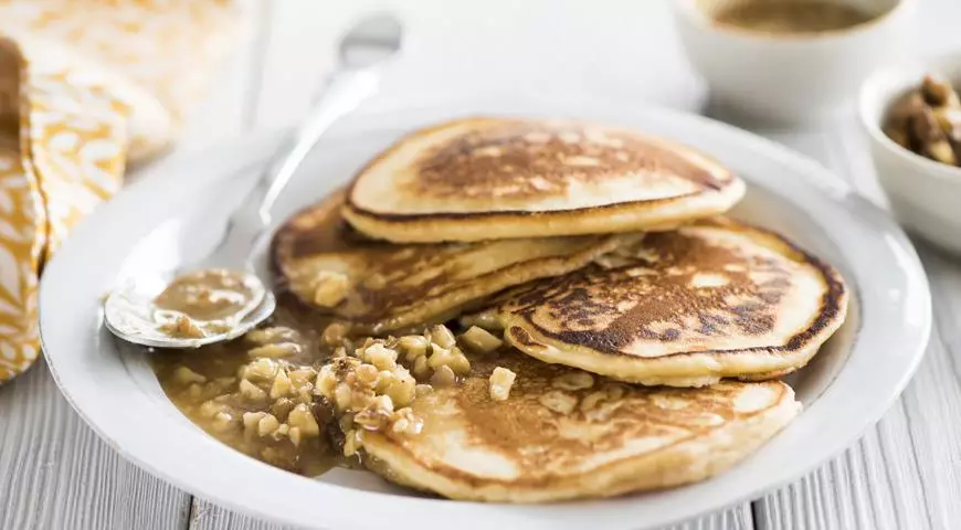 Amerikaanse panketjie met okkerneut karamelsaus