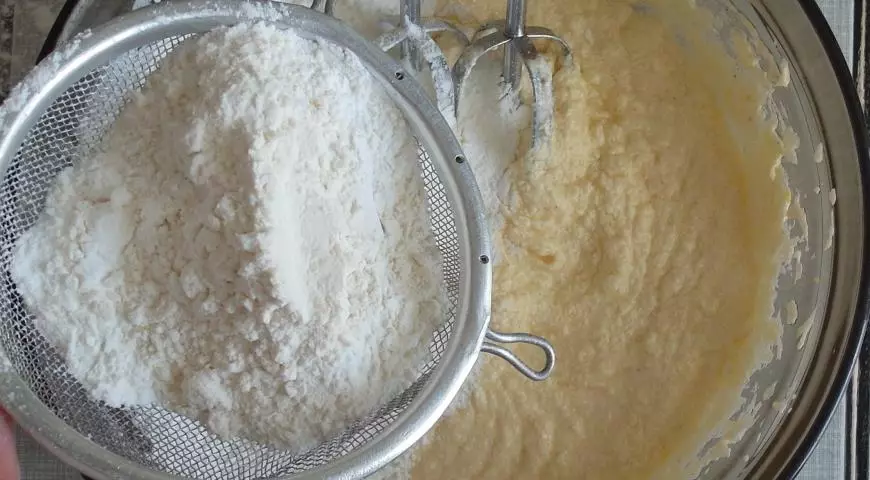 Xəmirin albalı pastası üçün hazırlanması