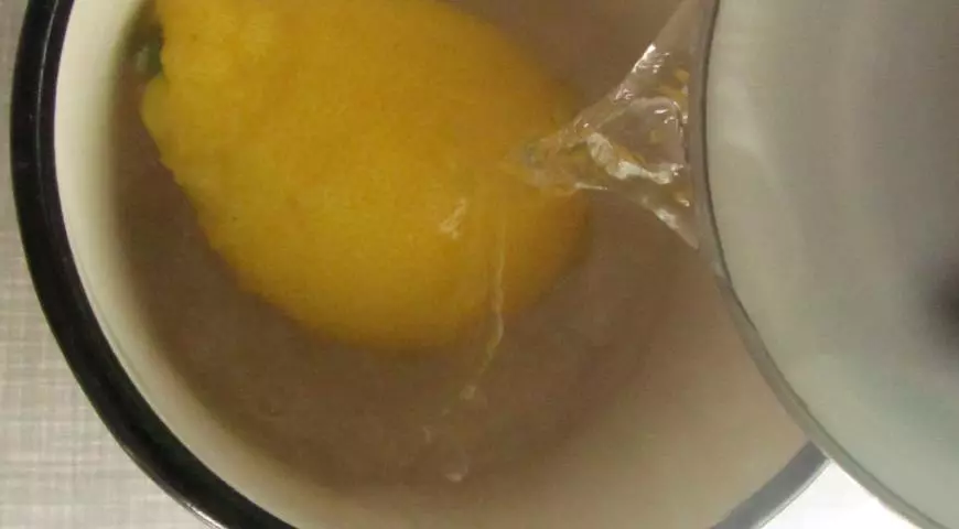 Gooi het citroen warm water