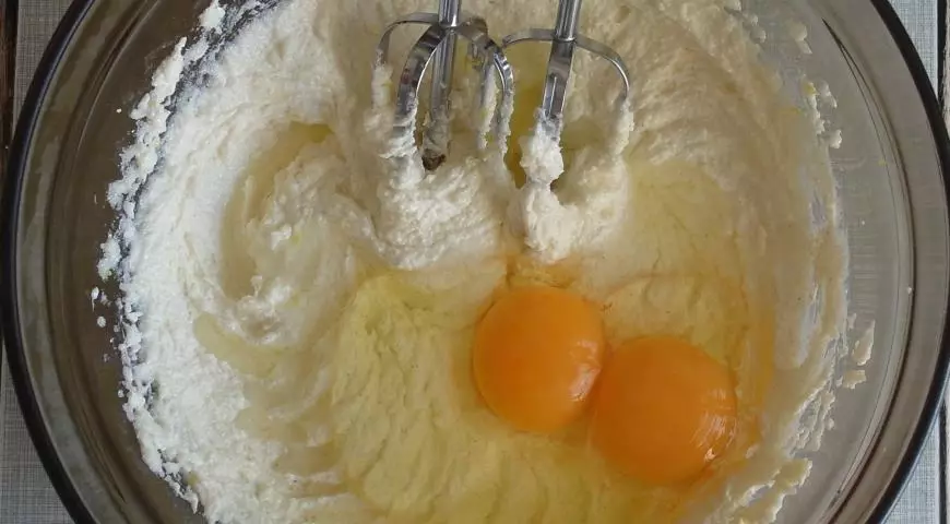 Збийте яйця для вишневого пирога