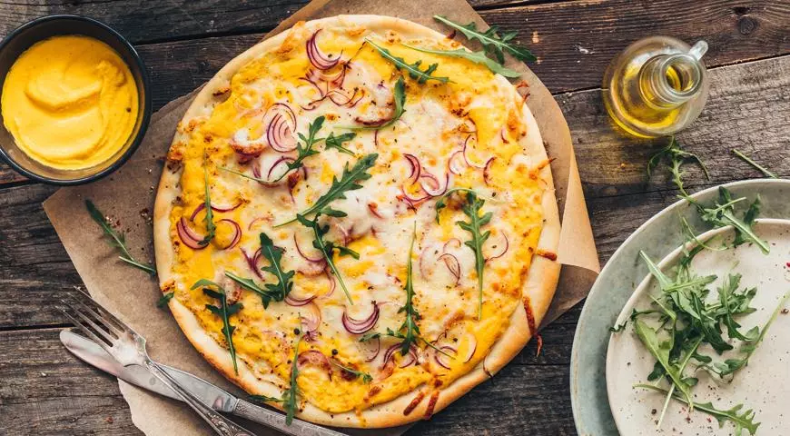 Spicy Pizza nga adunay carrot puree ug Suluguni