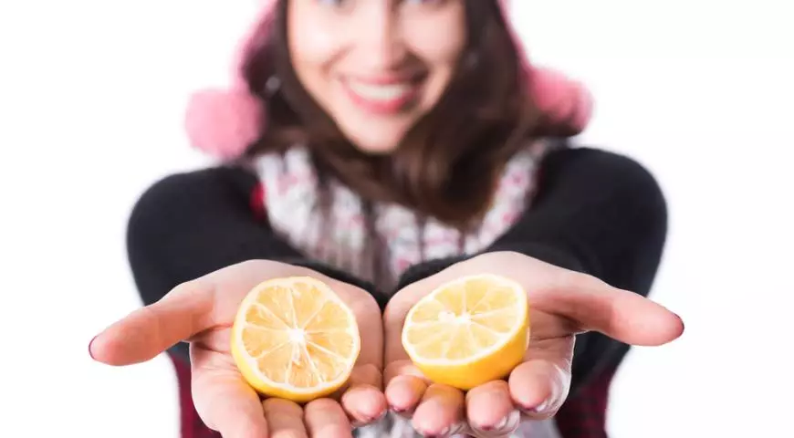 дівчина з лимоном