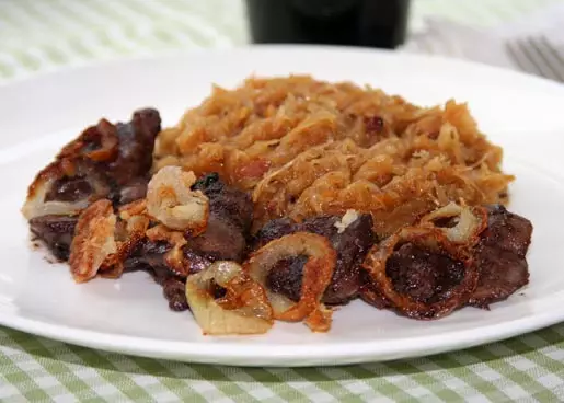 Foie de poulet avec du chou cuit