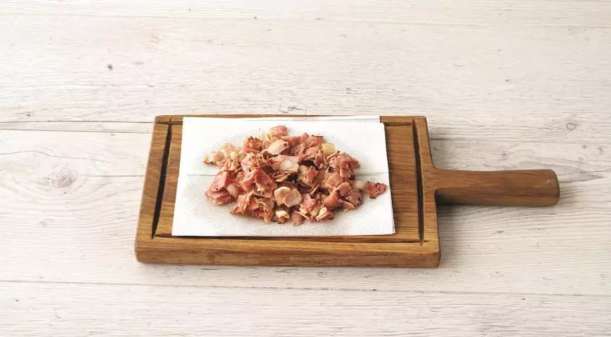 I-Poipe yokupheka i-Recipe: Iklabishi ethosiweyo nge-bacon kunye neeapile, inyathelo 1