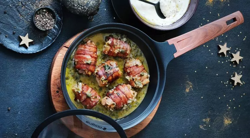 Rouleaux de poulet en sauce au citron avec persil et câpres