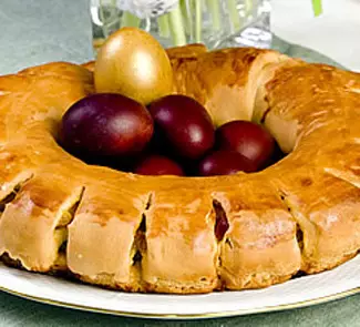 Corona di torta con caramelle e frutta secca