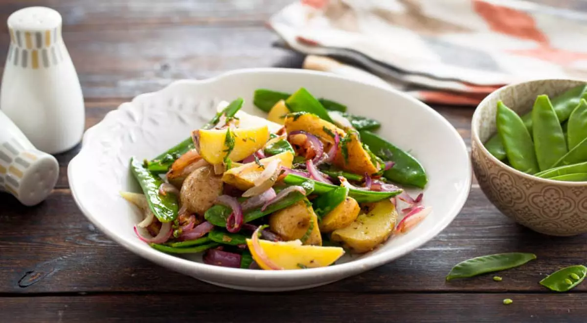 Warm-Kartoffelsalat mit Erbsen und Minze