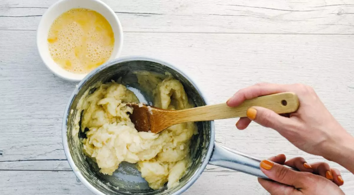 Bolo con mascarpone e amorodo, engade ovos