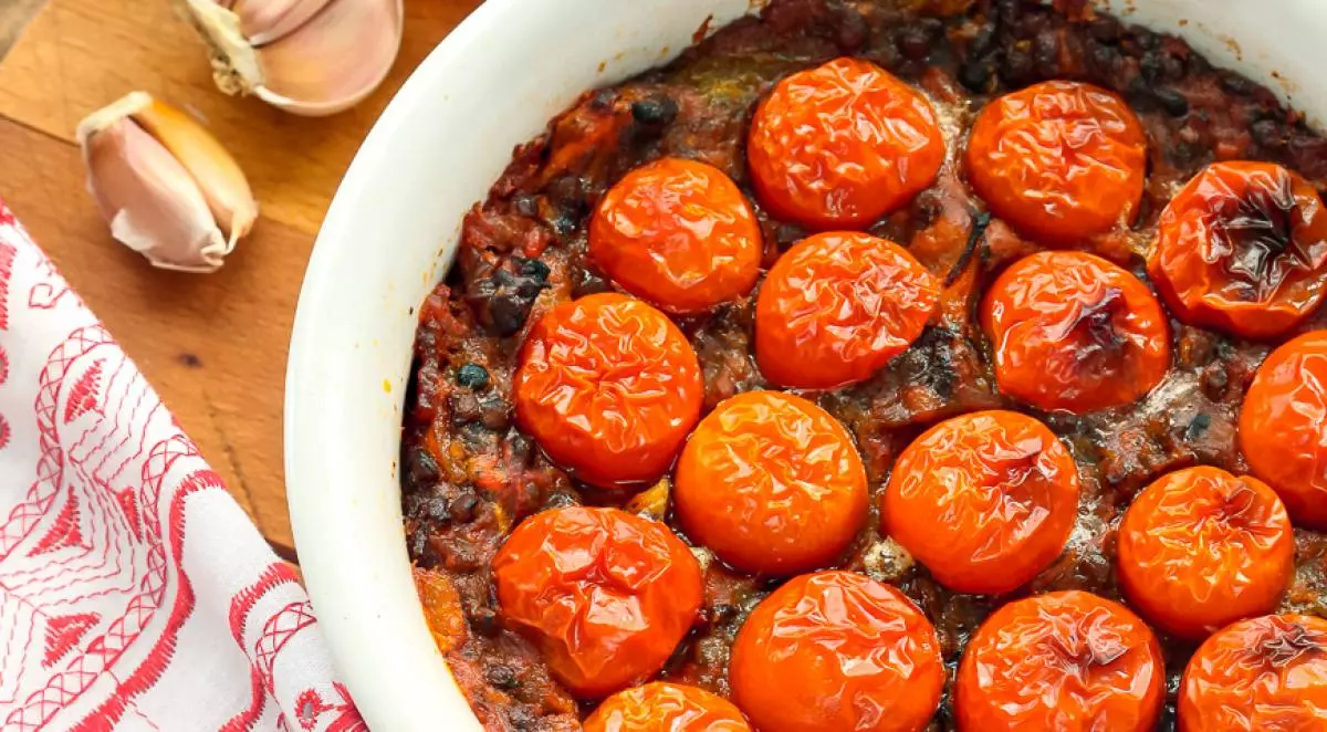 Checief casserole pẹlu awọn tomati ati ẹran ara ẹlẹdẹ