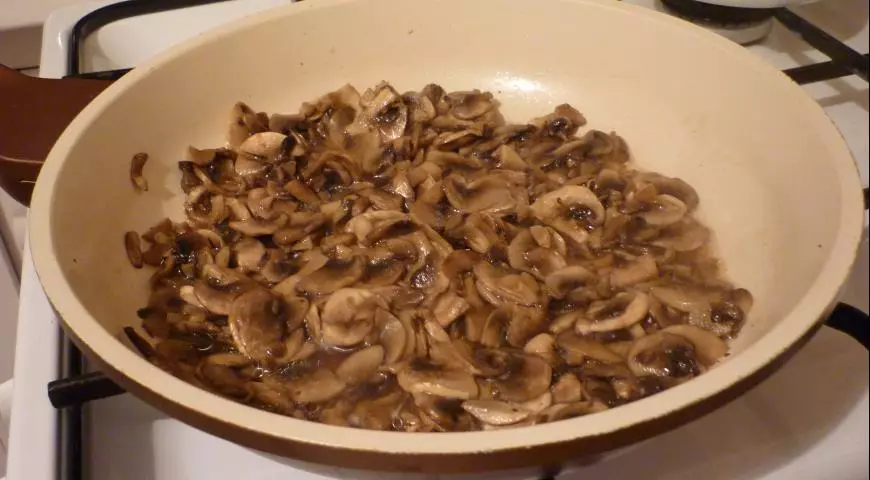 Fry chopped rug champignons