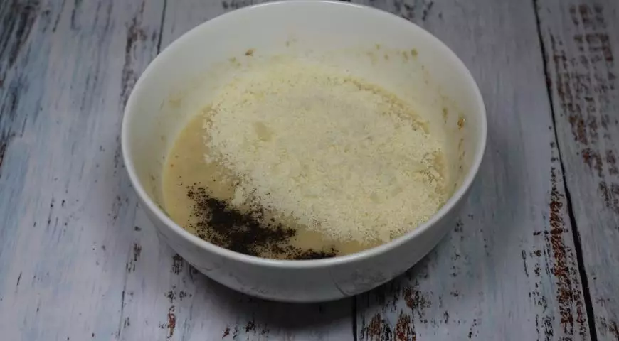 Foto de stock Receita de cocción: salsa de caesar con anchoas, paso número 5