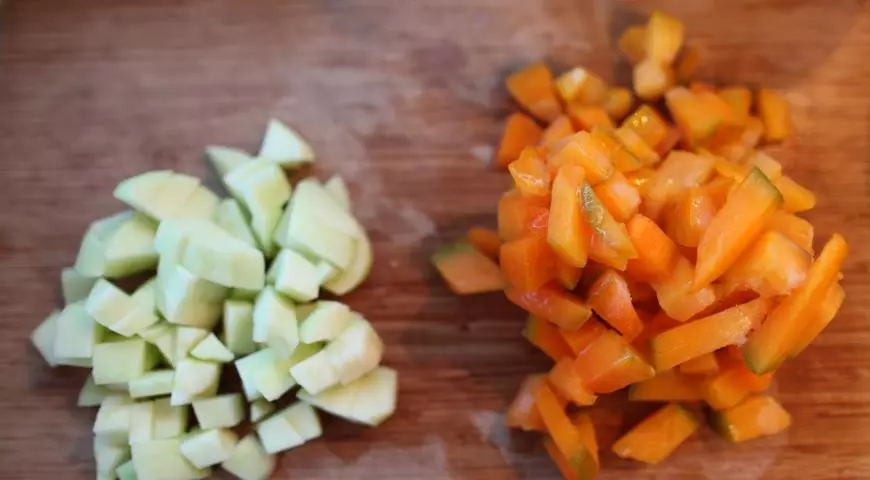 ตัดฟักทองและแอปเปิ้ลสำหรับการทำอาหารเด็ก