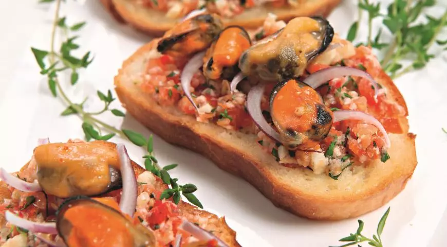 Bruschetta with cheese and mussels