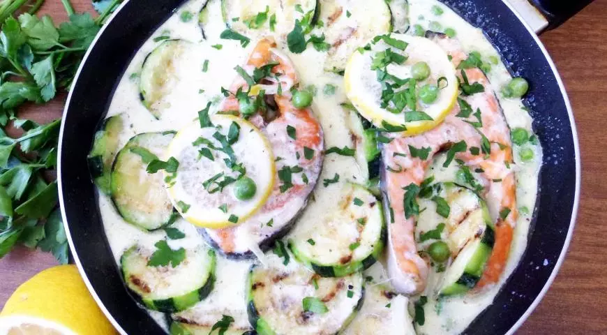 Baked salmon with zucchini in cream sauce