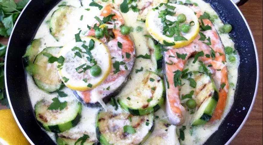 Baked salmon with zucchini in cream sauce 2