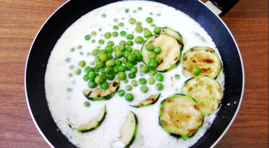 Stock Foto Tisjir Riċetta: Salamun moħmija b'Zucchini fiz-zalza tal-krema, numru pass 7