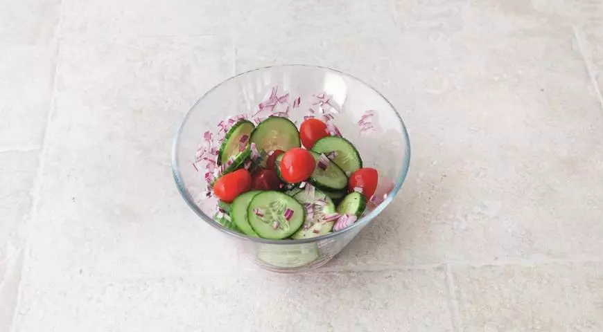 Förbered en sallad som ett tillägg till fylld zucchini