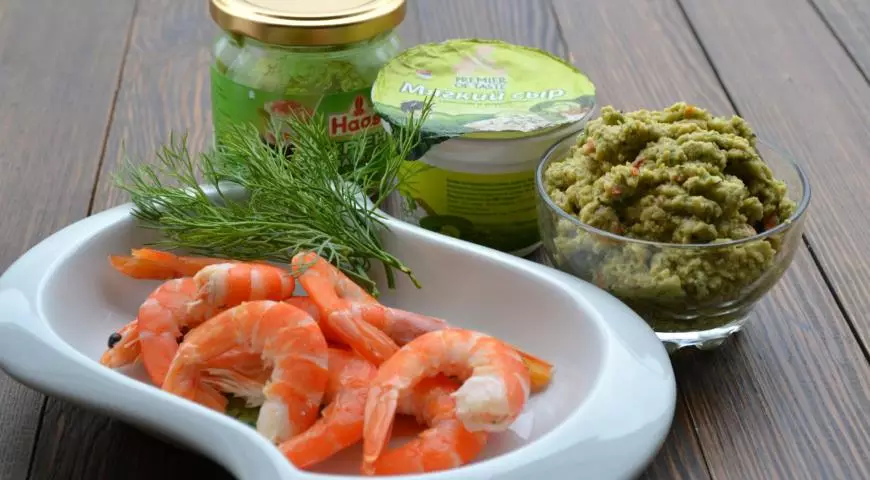 Preparando ingredientes para lanches com camarões