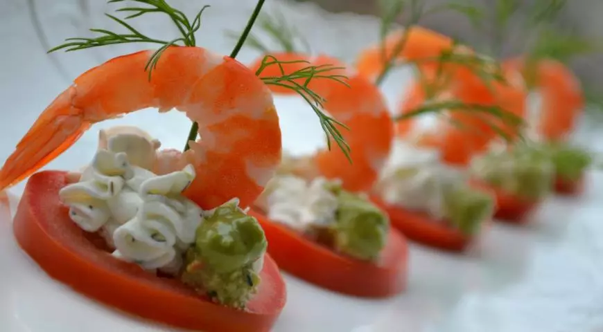 Nós coletamos um lanche com camarões e queijo macio e decorar ramo de endro