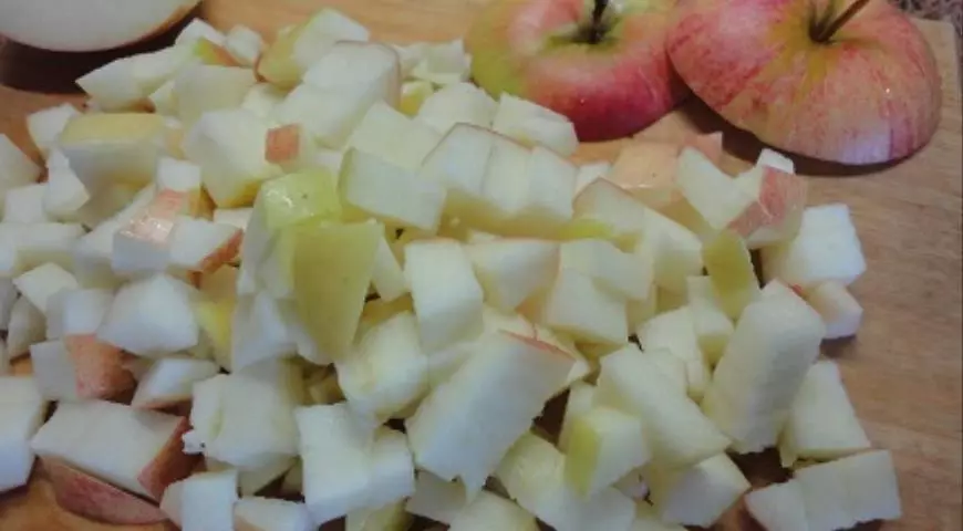 Stock Foto kuhanje recept: krmtina jabuka sa suhim marelicama, korak 2