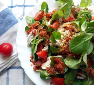 Kaptiloj kun kokido, rizo kaj tomato-basil-glacia kruĉo