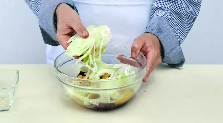 |免版税照片烹饪食谱：年轻甜菜沙拉用橘子和茴香，第5步一步