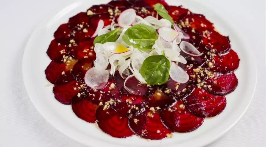 Carpaccio នៃ beets ដែលមាន fennel និងទឹកទឹកឃ្មុំទឹកឃ្មុំ