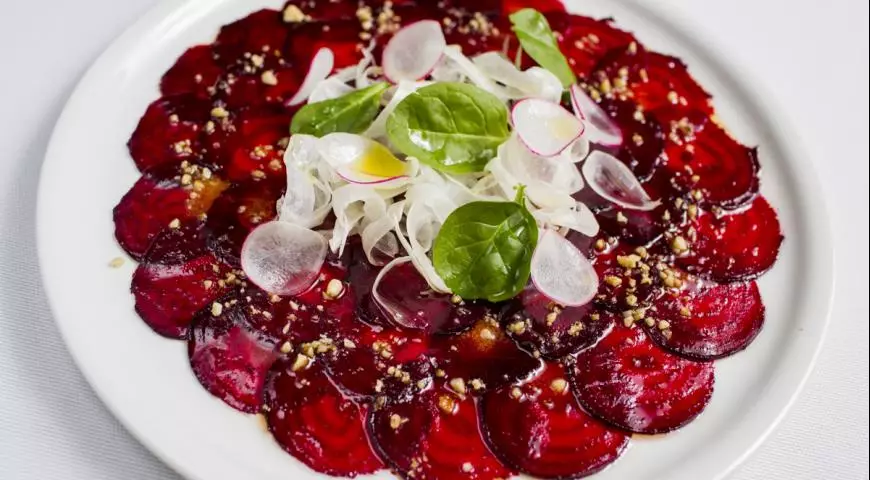 Kochen eines Carpacciums von Rüben mit Fenchel und Honig-Senfsauce