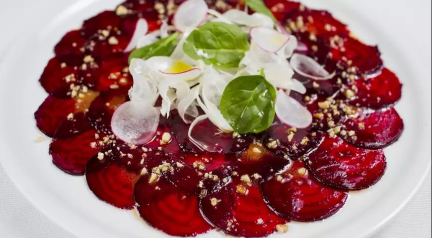 Mokhoa oa ho pheha beet carpaccio e nang le fennel le sopho ea mahe a linotsi