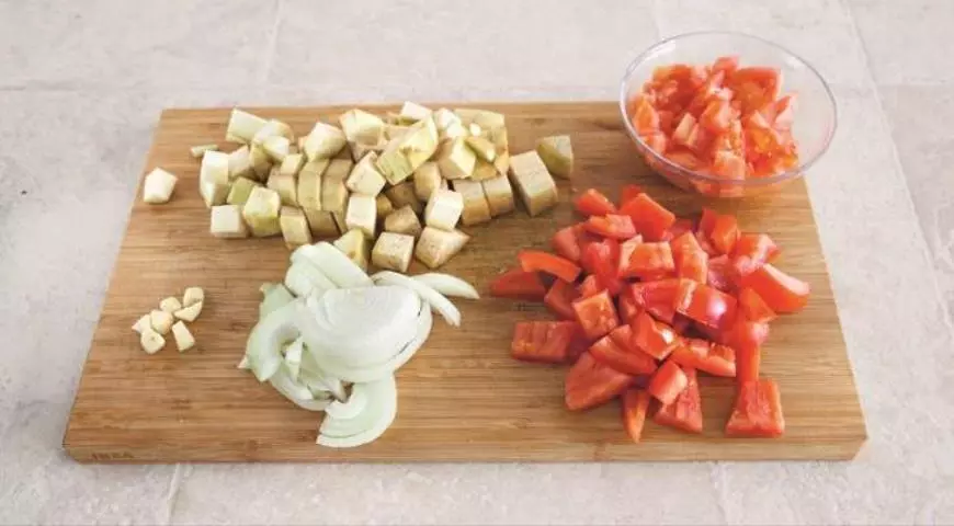 Photo of the preparation of the recipe: Spanish stew with chicken and potatoes, step number 1