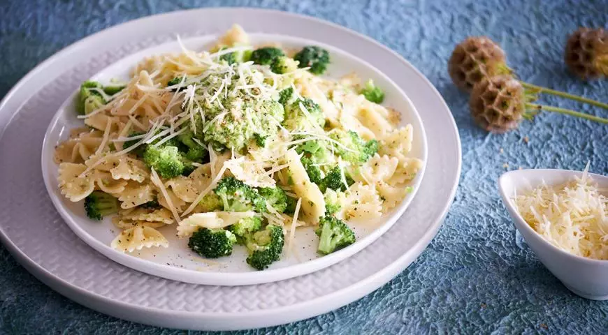 Farfall with pesto from broccoli
