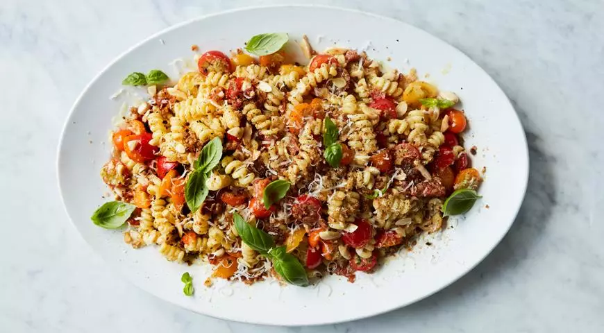 Jamie Oliver'dən pesto ilə pesta