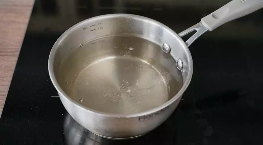 酥脆乳房，將水倒入一個大的平底鍋