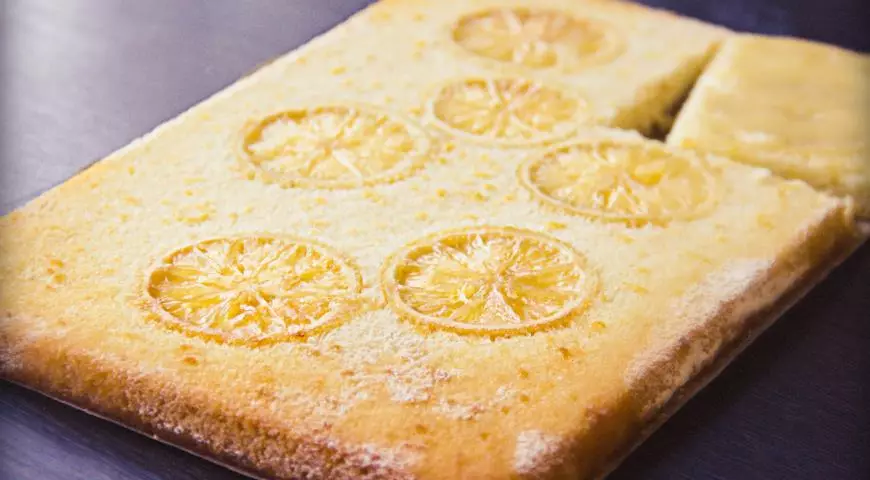 Лимонска торта со крем и миризлив сируп