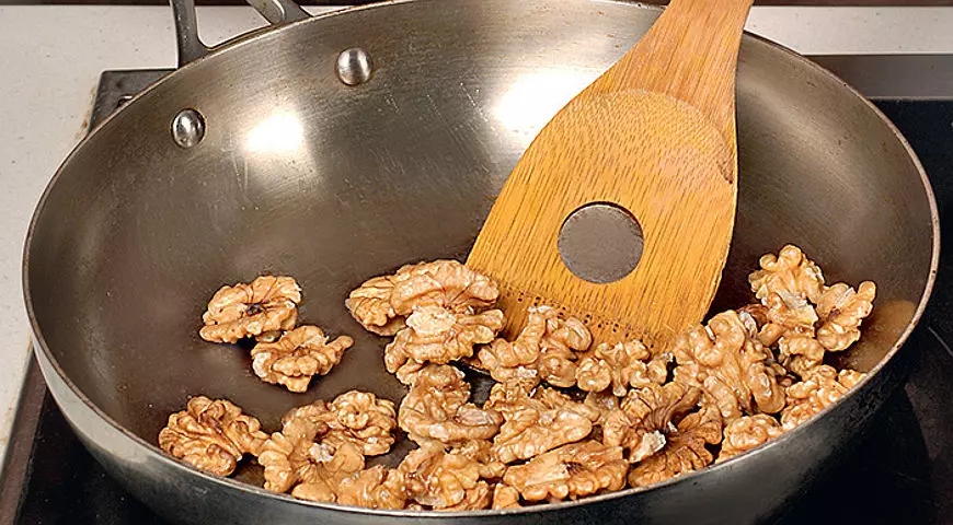 Foto vun der Virbereedung vum Rezept: stew aus Poulet Liewer mat Nëss, Schrëtt Nummer 1