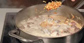 Stock Foto Kachen Rezept: Stew aus Poulet Liewer mat Nëss, Schrëtt Nummer 3