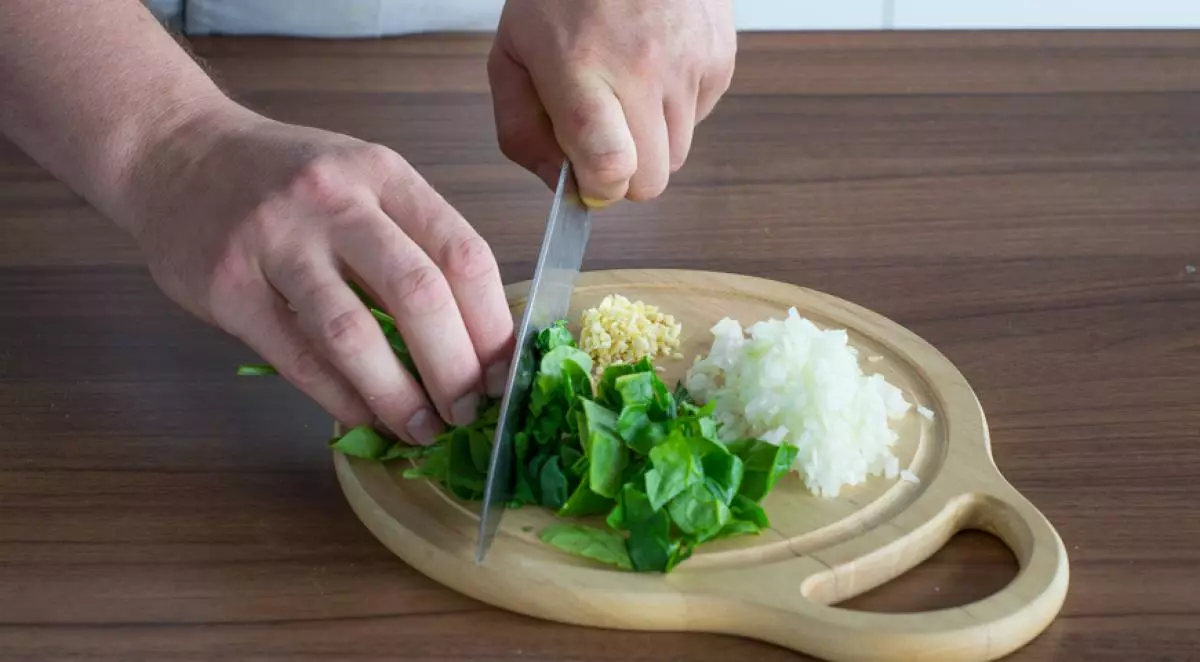 Scrambled eggs with spinach, cut onions and garlic