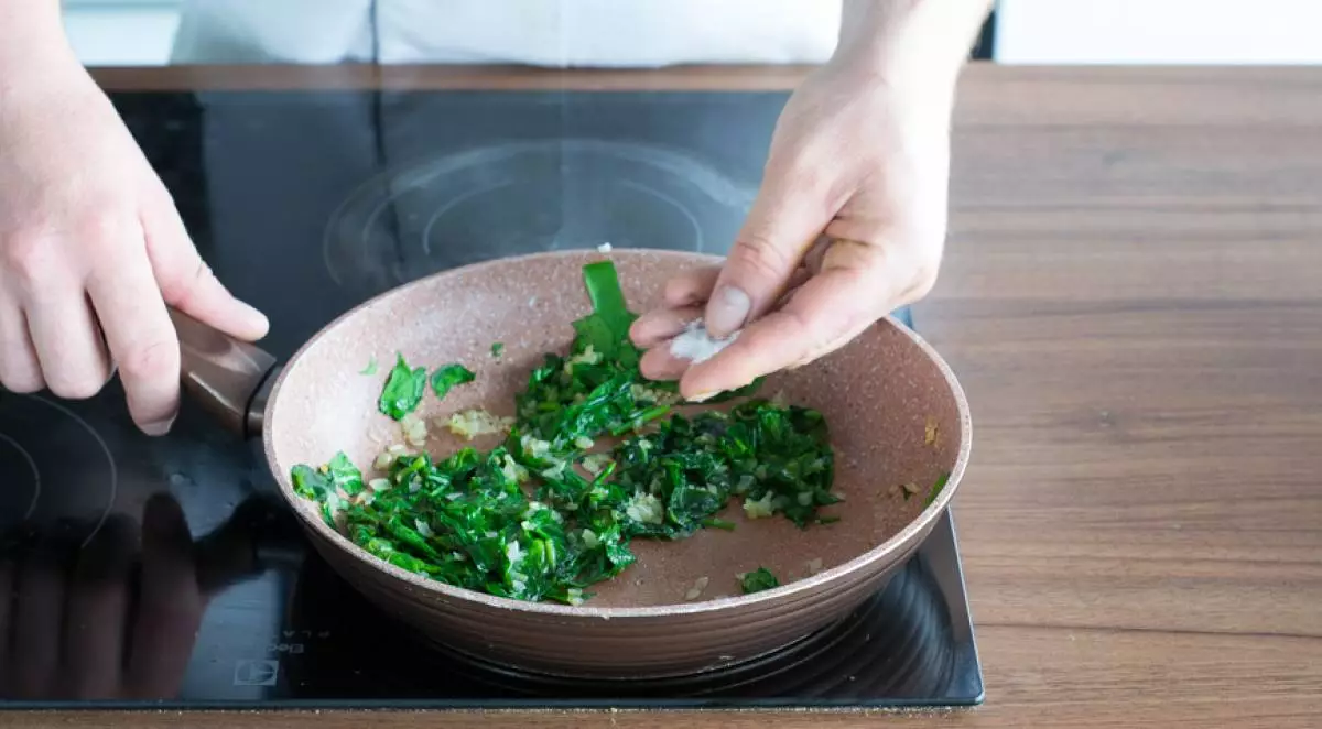 Spinach scrambled eggs, add spinach