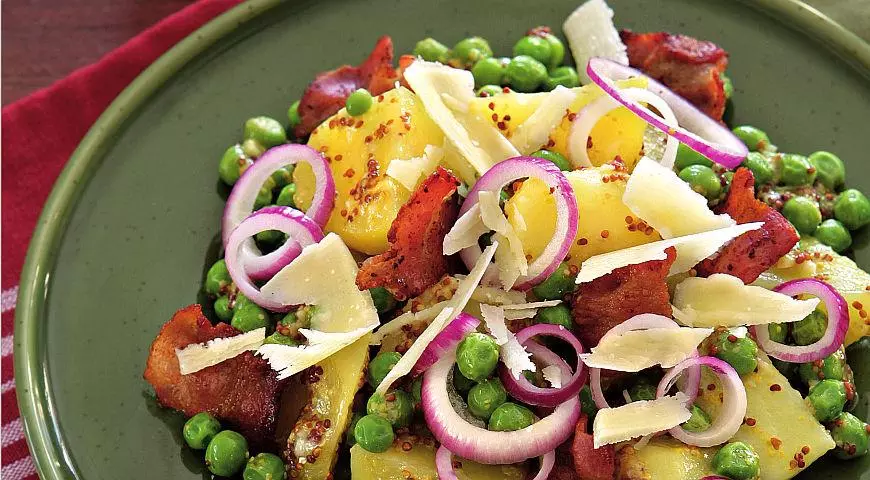 Kartoffelsalat mit grünen Erbsen und Speck