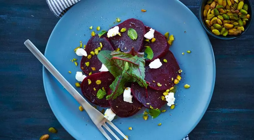 Ensalada de remolacha con feta e pistachos