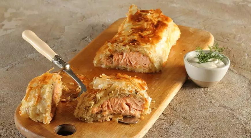 Strudel con salmón y repollo guisado.