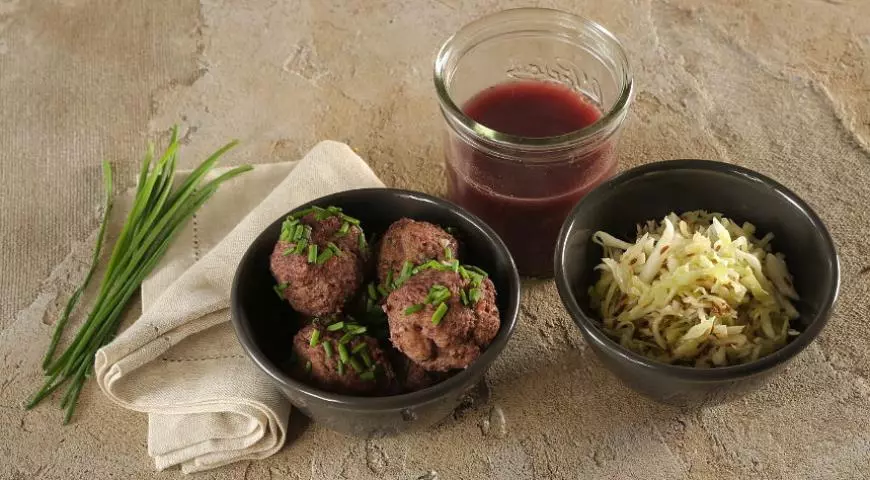 Chedery desde el hígado de carne con ensalada de repollo y caldo con puerto