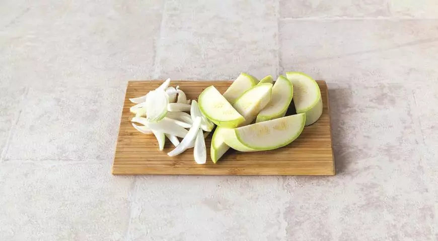 Kaydka karinta ee Foto: Turkiga Stew oo leh khudaar iyo zila, lambarka 2