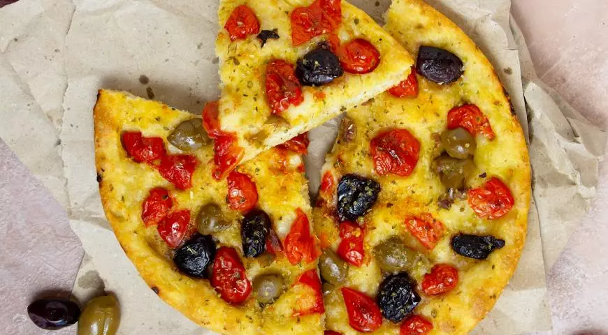 Recetë e fokusit apulsky (focaccia pugliese)