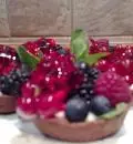 Ang mga basket na may sariwang berries ay handa na para sa feed